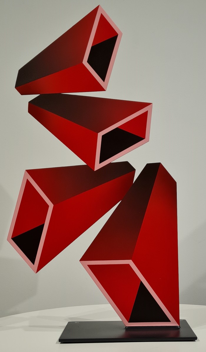 Elementos Contiguos en Rojo M - Aura Galerías